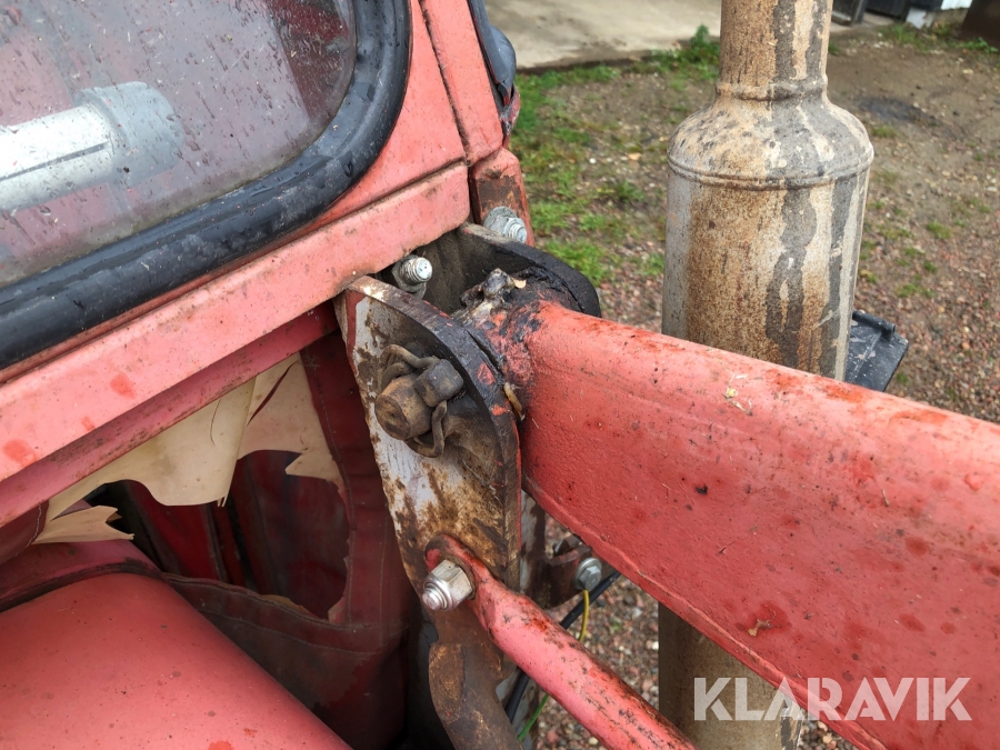 Veterantraktor Massey Ferguson 35 med frontlastare och motvikt