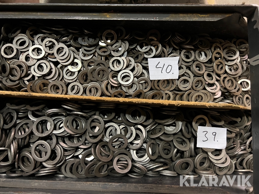 Stort parti brickor och fjäderbrickor, Umeå, Klaravik aukt