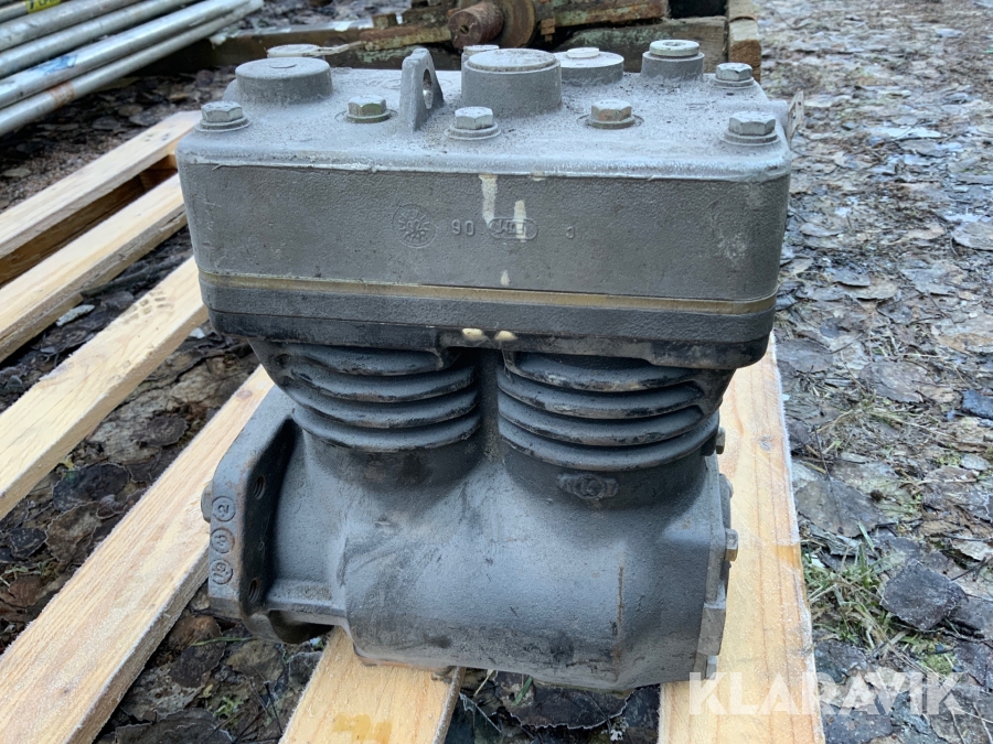 Klaravik Auktioner | Kompressor till lastbilsmotor Volvo