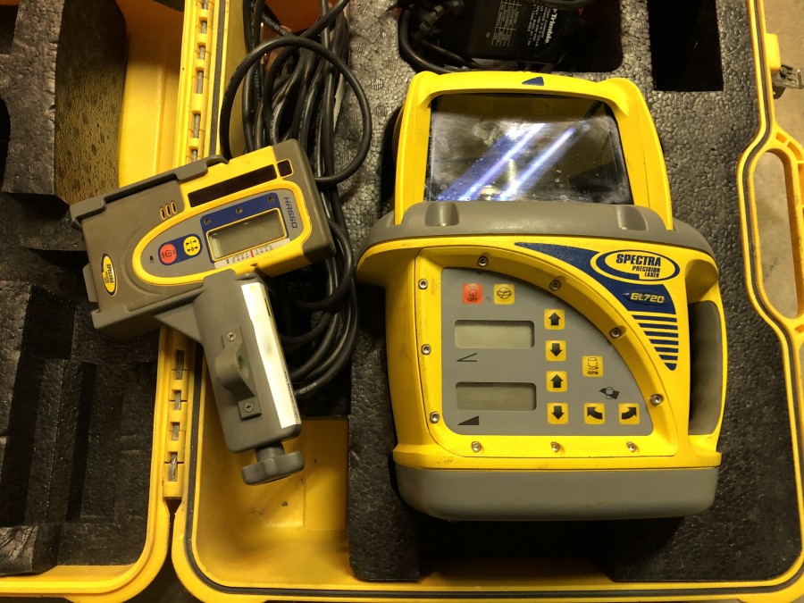 Klaravik Auktioner | Tvåfallslaser GL720