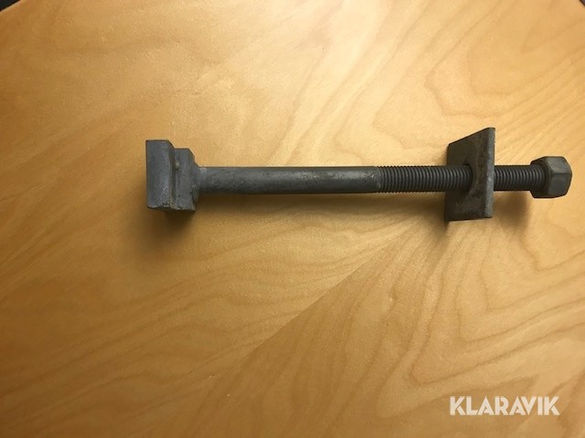 Klaravik Auktioner | 4 lådor med bultar, bricka & mutter