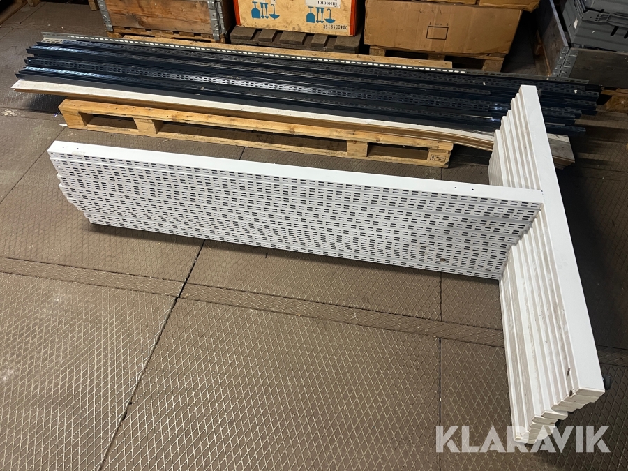 Stålskenor och vita skivor, Kristinehamn, Klaravik auktioner