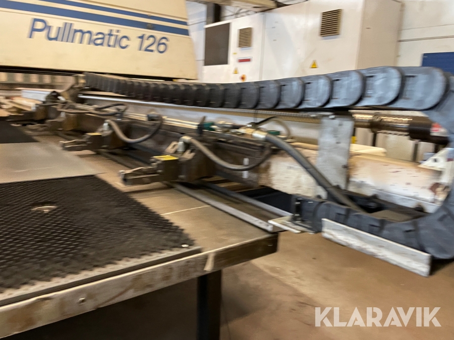 CNC nibbler Pullmax Pullmatic 126 med transportör
