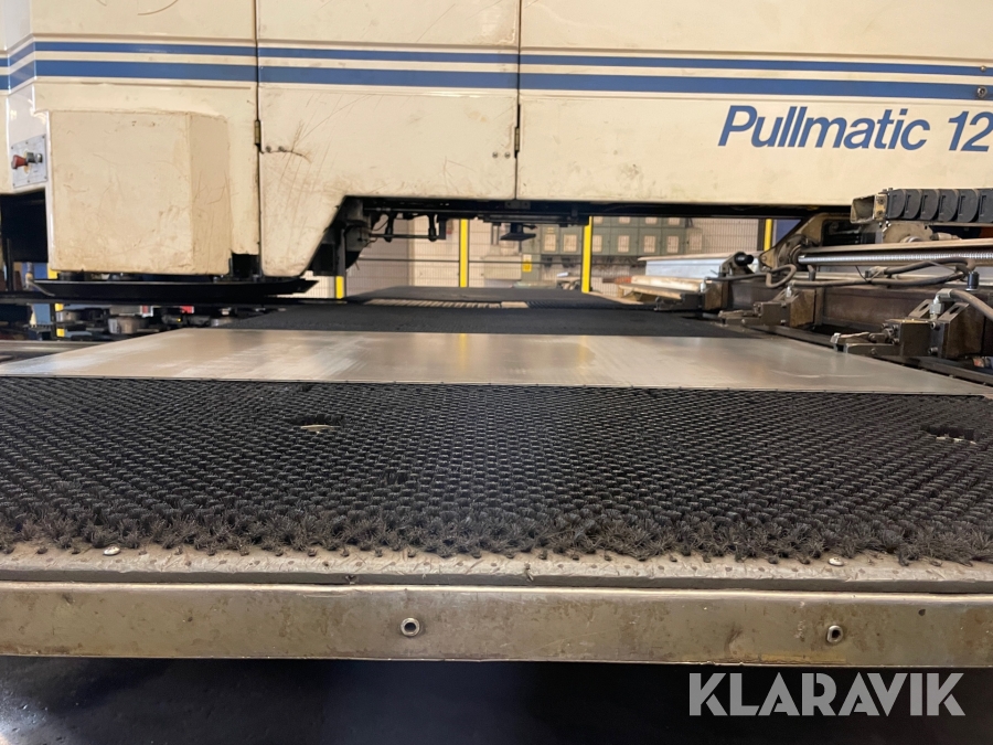 CNC nibbler Pullmax Pullmatic 126 med transportör