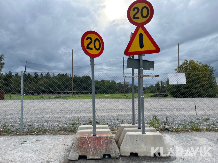 Skyltfundament med skyltar, Stockholm, Klaravik auktioner