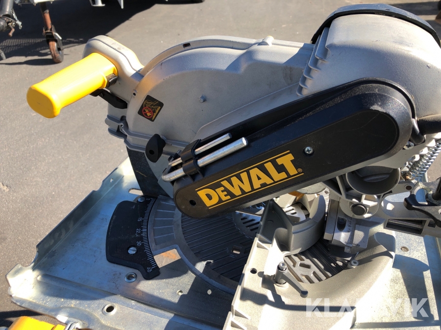 Klaravik Auktioner | Kap- klyv- och gersåg De Walt DW743N-QS med rullbänk