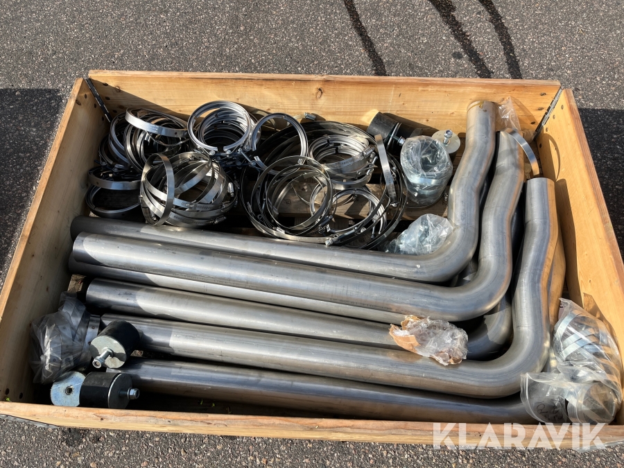 Parti med rostfria slangklämmor och rostfria rör, Mjölby,