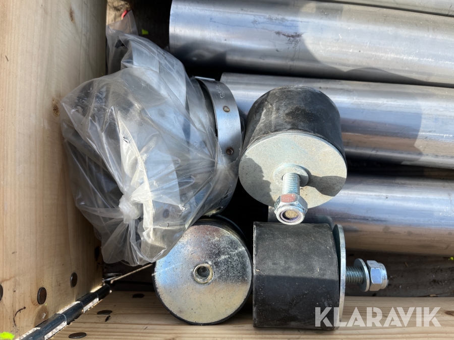 Parti med rostfria slangklämmor och rostfria rör, Mjölby,