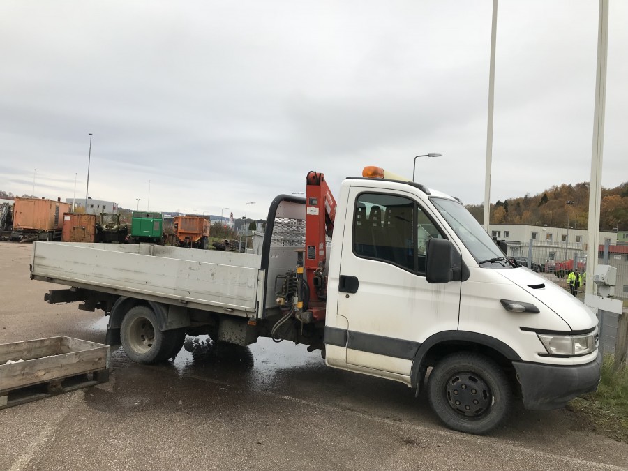 Iveco flakbil med kran -07
