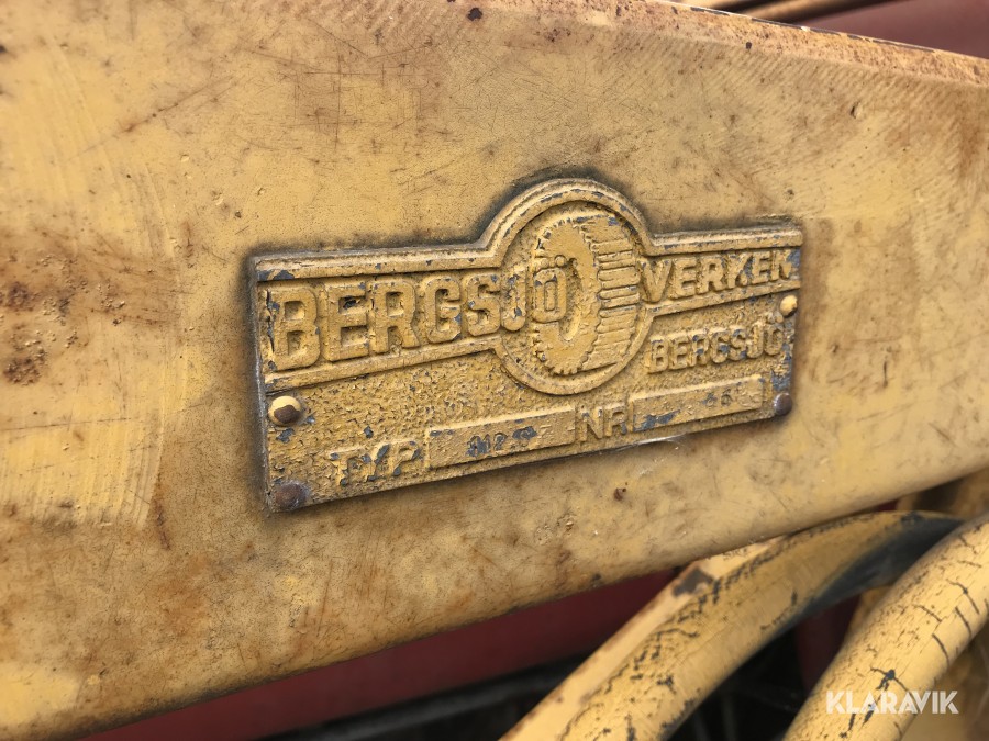 Klaravik Auktioner | Traktor med lastare Massey Ferguson 175