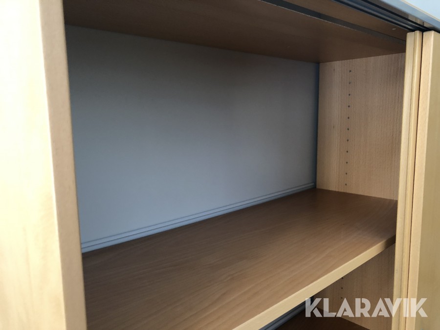 Skåp Kinnarp med klädhängare 7st