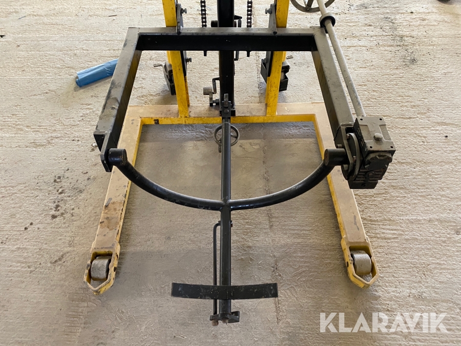 Klaravik Auktioner | Fatvändare till oljefat Intra