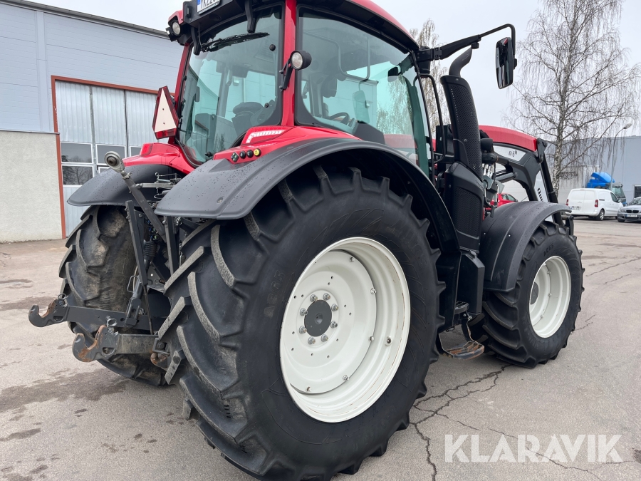 Traktor med lastare Valtra N174, Kinda, Klaravik auktioner
