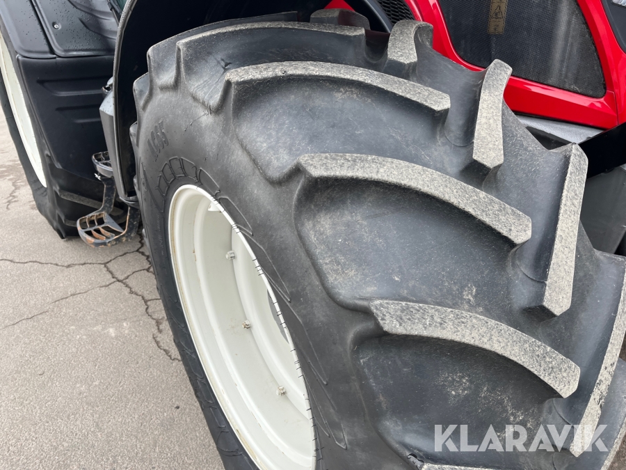 Traktor med lastare Valtra N174, Kinda, Klaravik auktioner