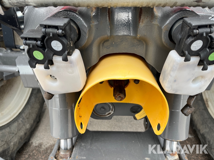 Traktor med lastare Valtra N174, Kinda, Klaravik auktioner