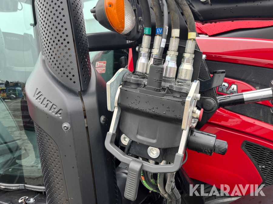 Traktor med lastare Valtra N174, Kinda, Klaravik auktioner