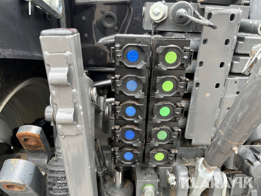 Traktor med lastare Valtra N174, Kinda, Klaravik auktioner