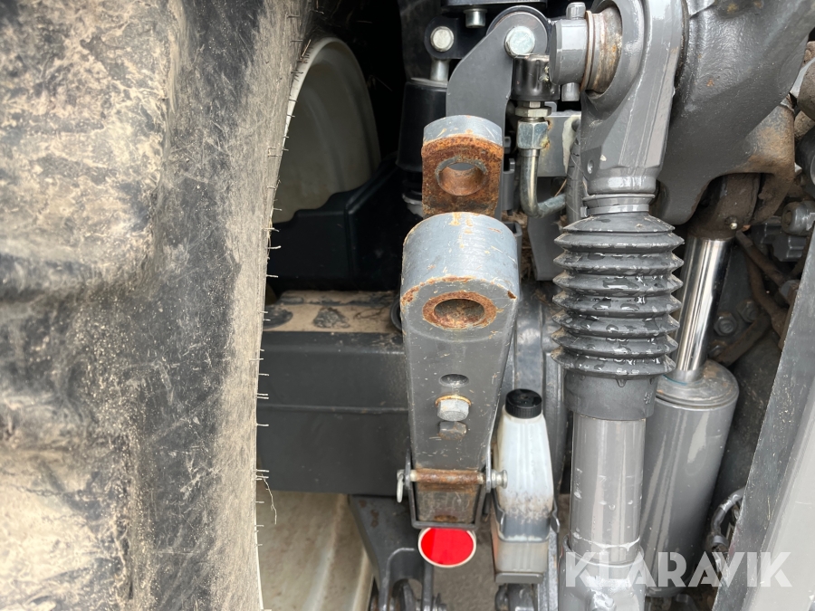 Traktor med lastare Valtra N174, Kinda, Klaravik auktioner