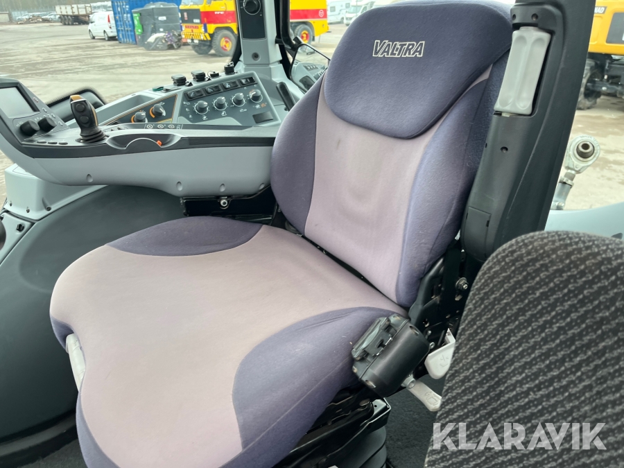 Traktor med lastare Valtra N174, Kinda, Klaravik auktioner