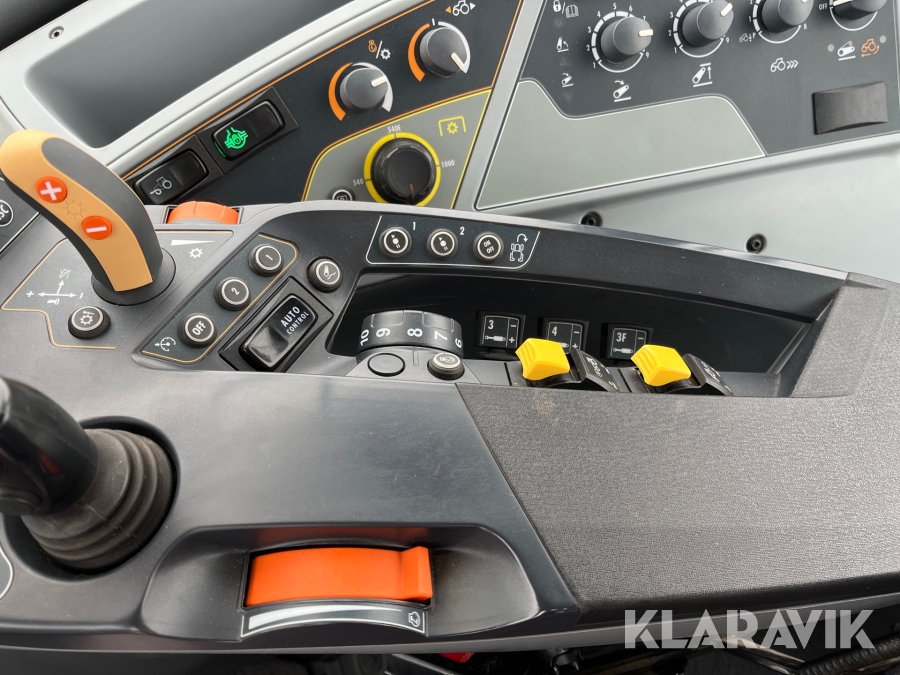 Traktor med lastare Valtra N174, Kinda, Klaravik auktioner