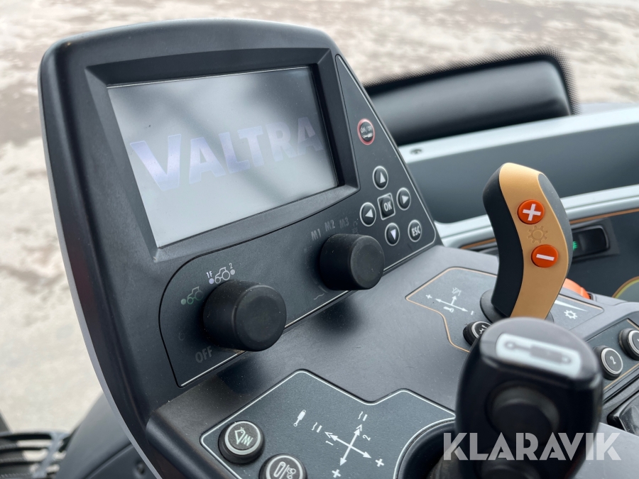 Traktor med lastare Valtra N174, Kinda, Klaravik auktioner