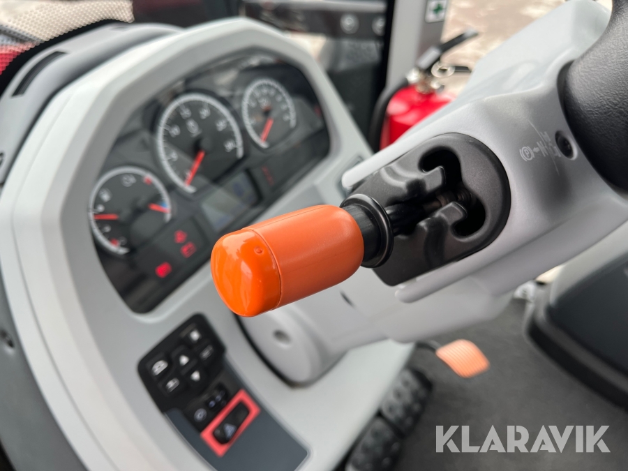 Traktor med lastare Valtra N174, Kinda, Klaravik auktioner