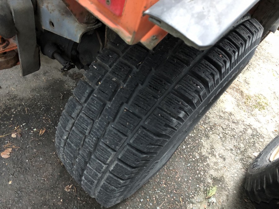 Klaravik Auktioner | Traktor med kärra och skopa