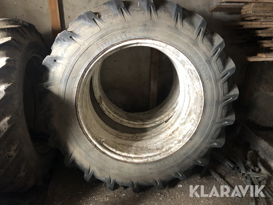 Klaravik Auktioner | Dubbelmontage Pirelli 16.9 R 38