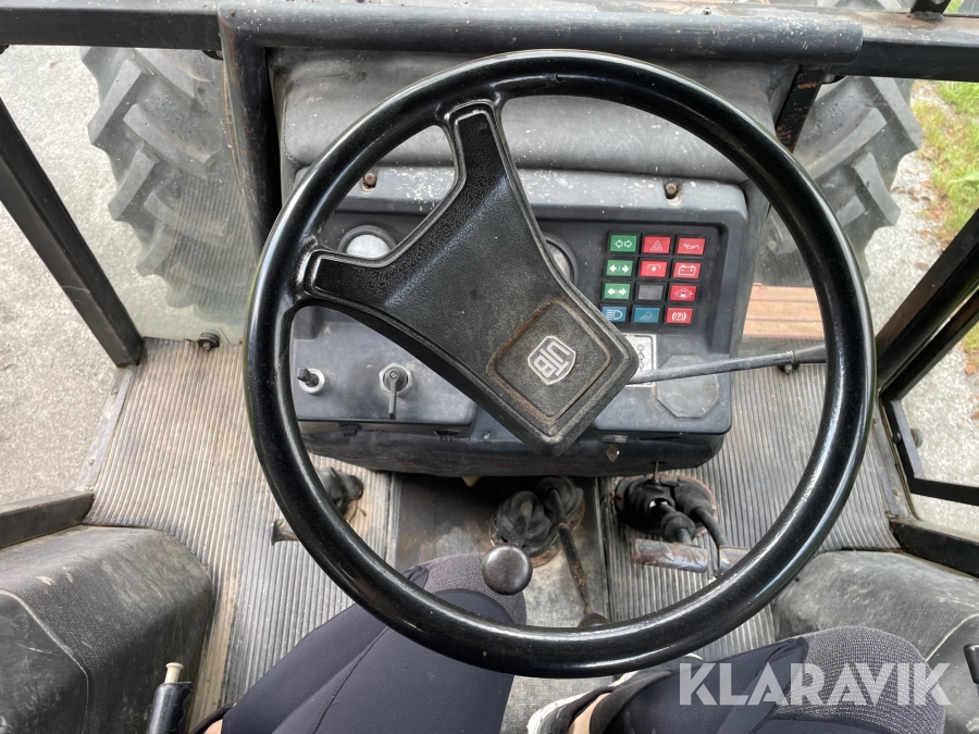 Traktor Universal 703 DT, Arvika, Klaravik auktioner