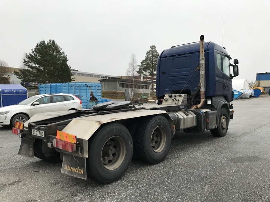 Trailer med asfaltsflak, flisskeppa och dragbil