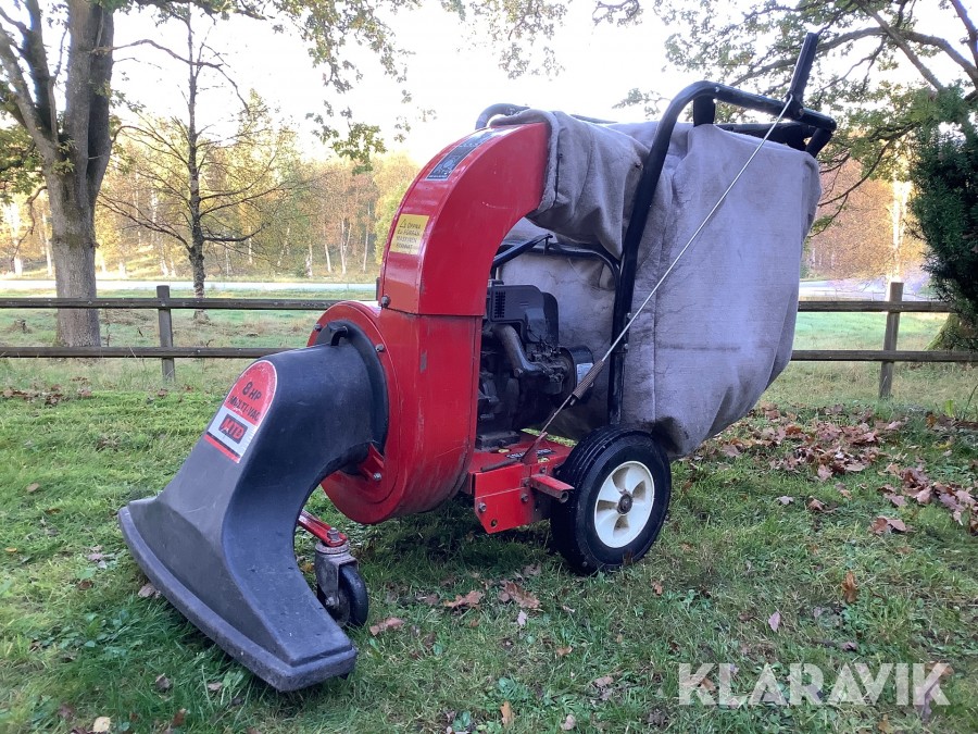 Klaravik Auktioner | Lövsug MTD Multi-Vac med 2 redskap + uppsamlare