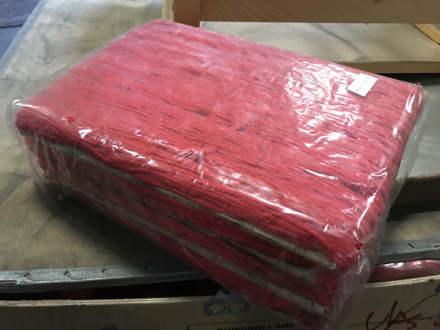 Klaravik Auktioner | 7 pallar med rött garn