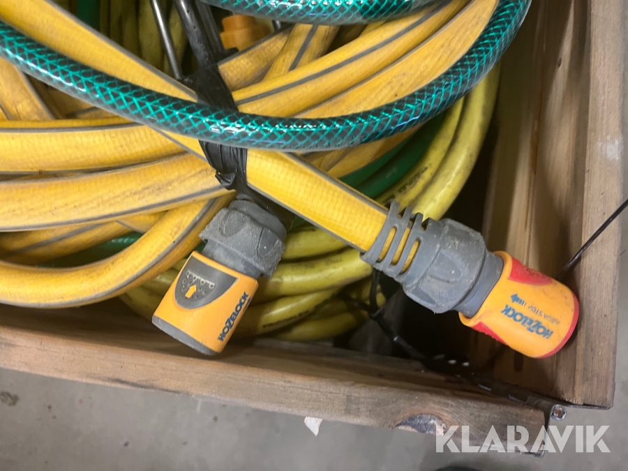 Pall med diverse vattenslang, kopplingar och vattenspridare,