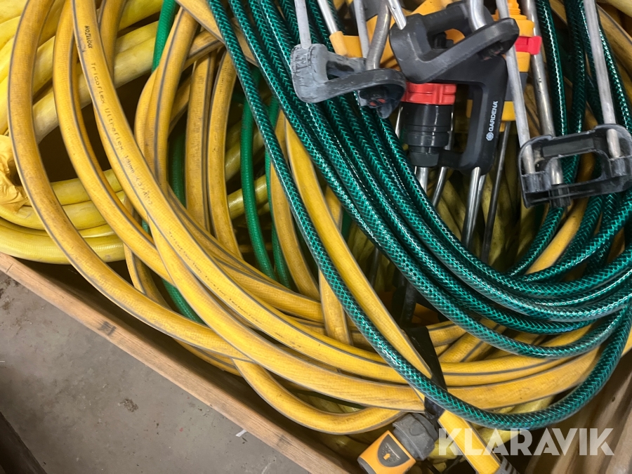 Pall med diverse vattenslang, kopplingar och vattenspridare,