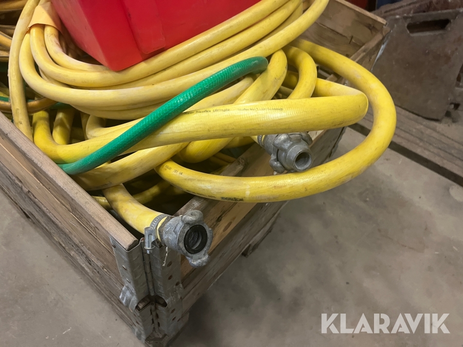 Pall med diverse vattenslang, kopplingar och vattenspridare,