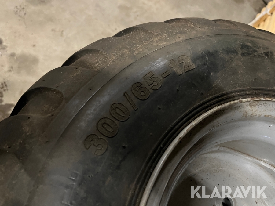 Däck på fälg 8 st Alstor, Varberg, Klaravik auktioner