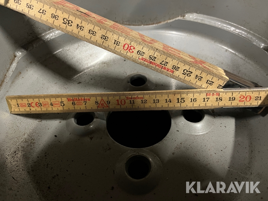 Däck på fälg 8 st Alstor, Varberg, Klaravik auktioner