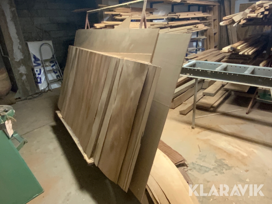 Diverse faner, Simrishamn, Klaravik auktioner