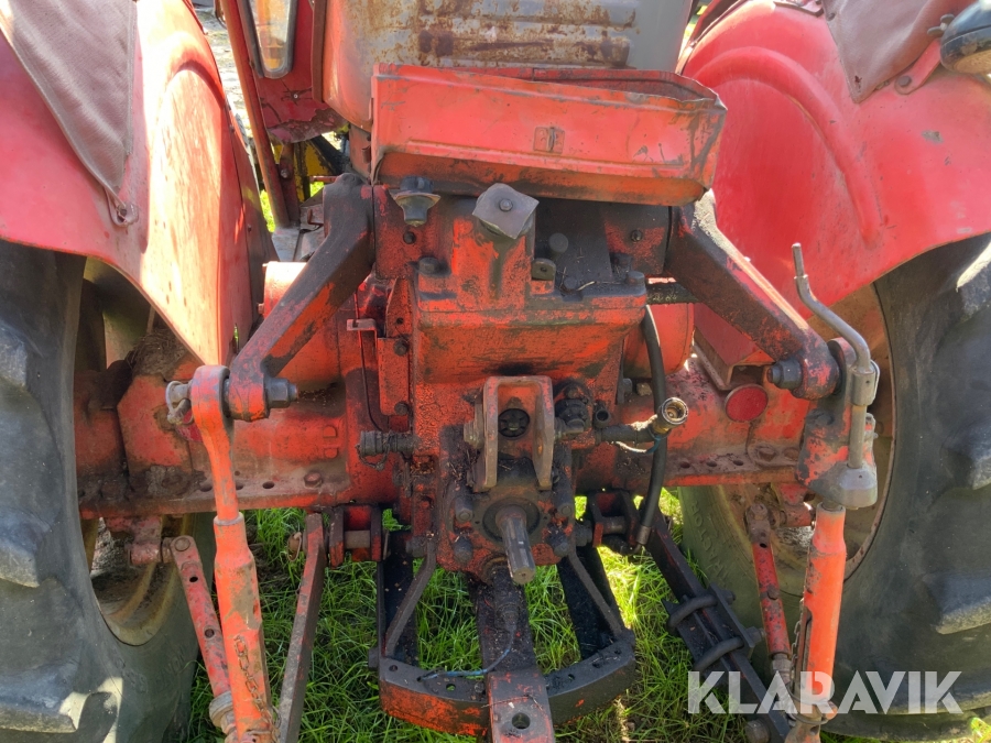 Klaravik Auktioner | Veterantraktor Nuffield 1042 med lastare