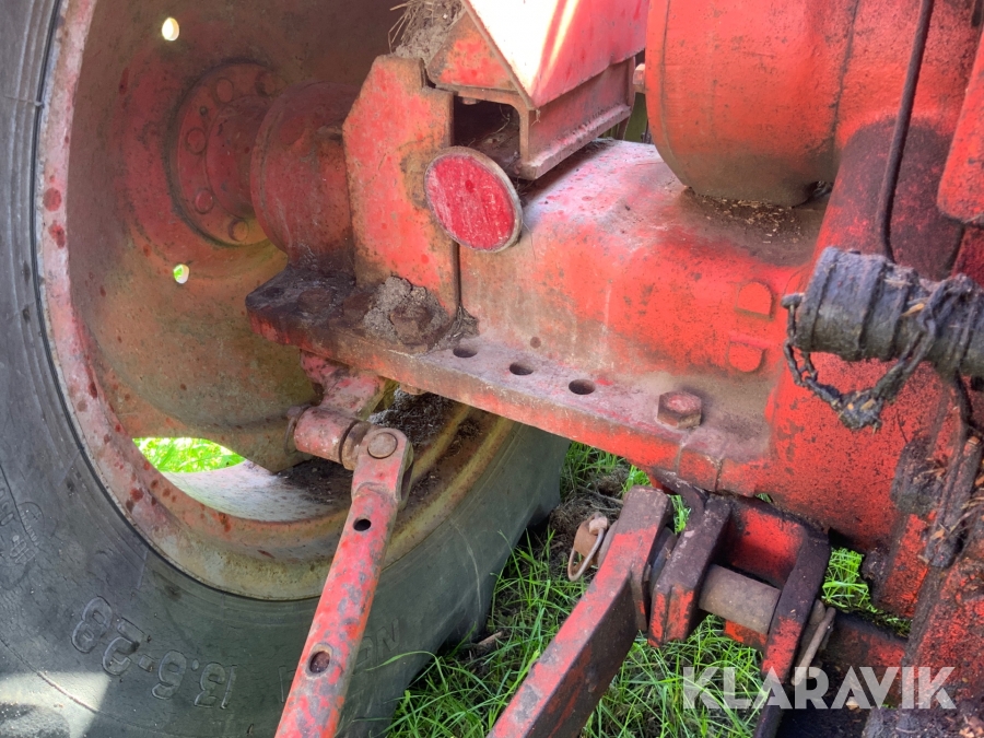 Klaravik Auktioner | Veterantraktor Nuffield 1042 med lastare
