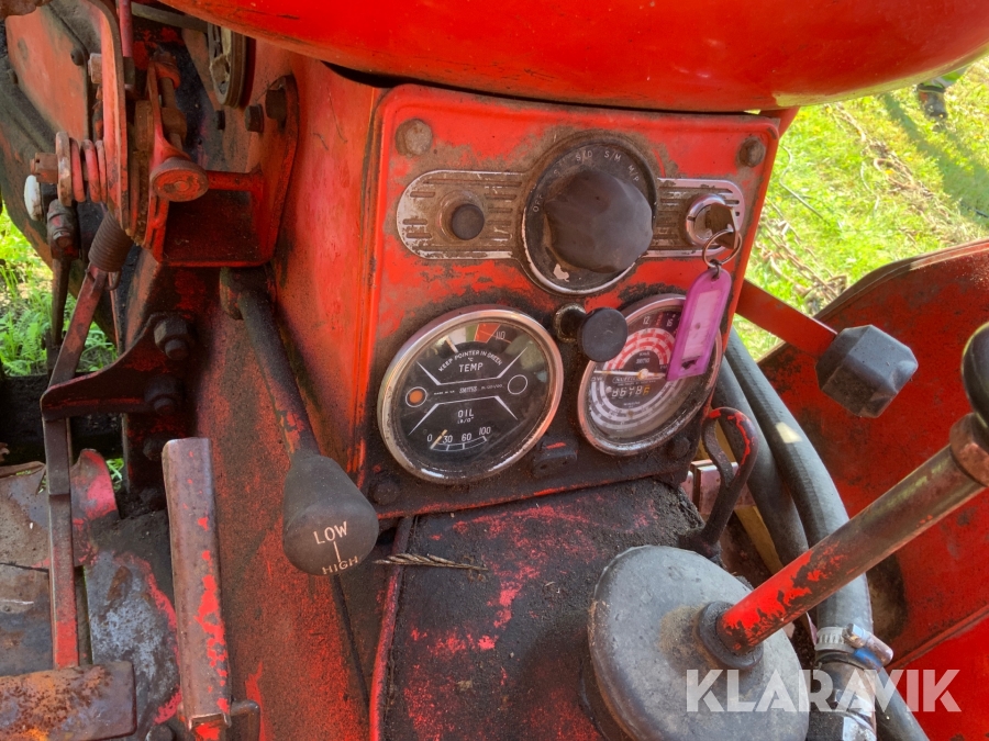 Klaravik Auktioner | Veterantraktor Nuffield 1042 med lastare