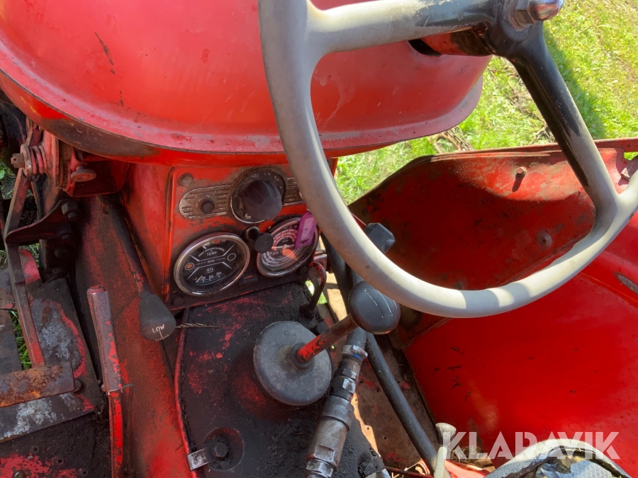 Klaravik Auktioner | Veterantraktor Nuffield 1042 med lastare