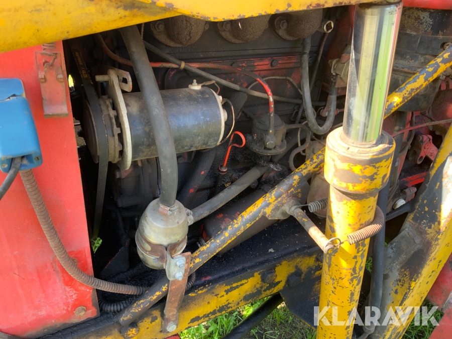 Klaravik Auktioner | Veterantraktor Nuffield 1042 med lastare