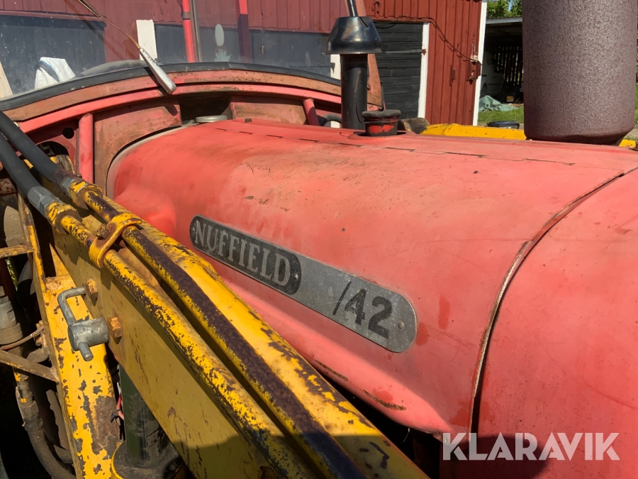 Klaravik Auktioner | Veterantraktor Nuffield 1042 med lastare