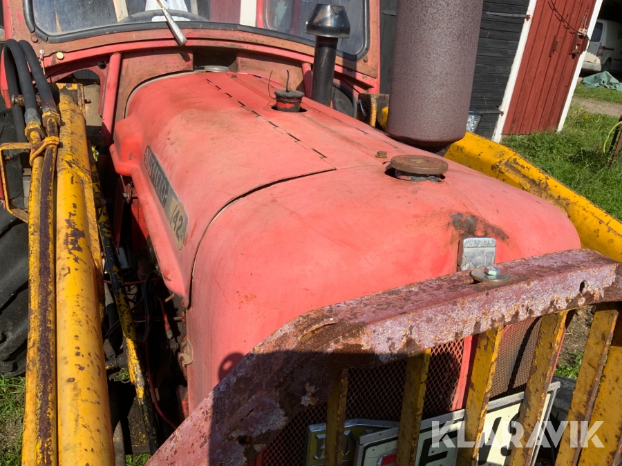 Klaravik Auktioner | Veterantraktor Nuffield 1042 med lastare