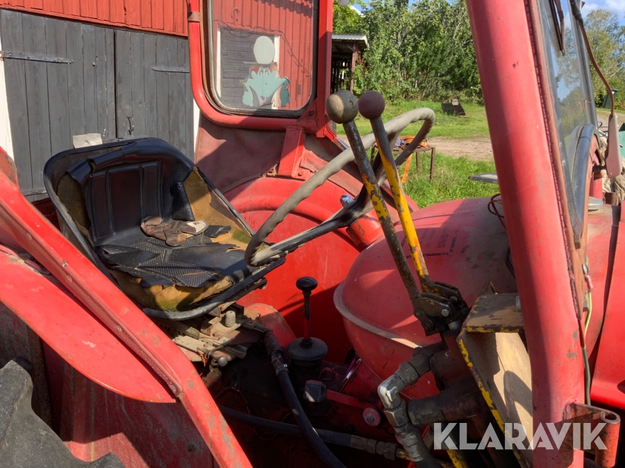 Klaravik Auktioner | Veterantraktor Nuffield 1042 med lastare