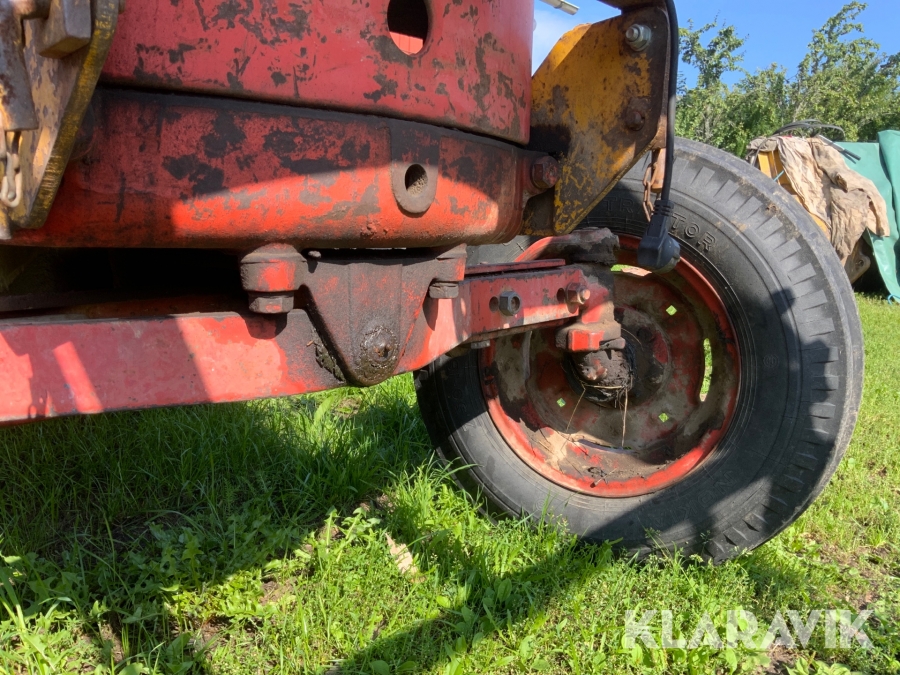 Klaravik Auktioner | Veterantraktor Nuffield 1042 med lastare