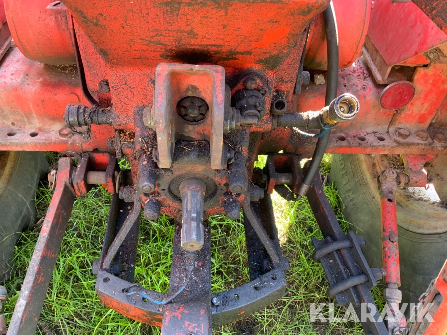 Klaravik Auktioner | Veterantraktor Nuffield 1042 med lastare