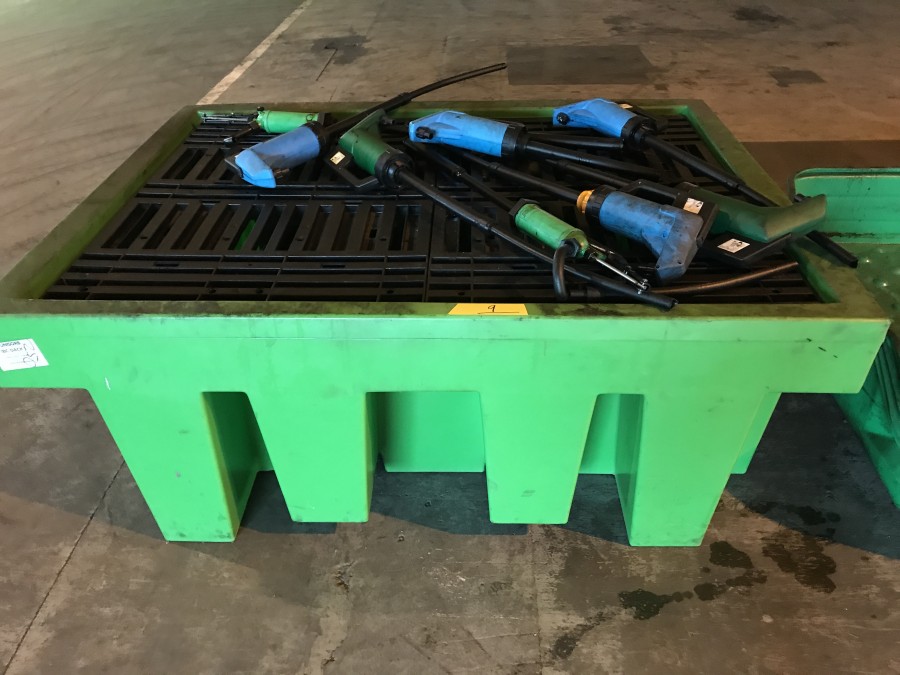 Klaravik Auktioner | IBC-Däck med 8st handpumpar