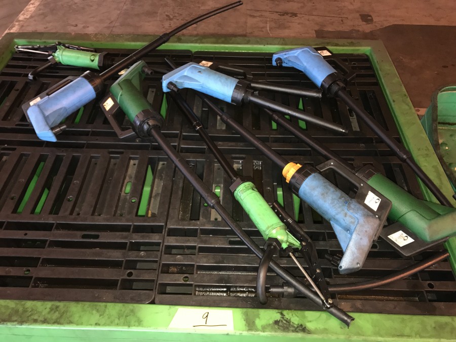 Klaravik Auktioner | IBC-Däck med 8st handpumpar